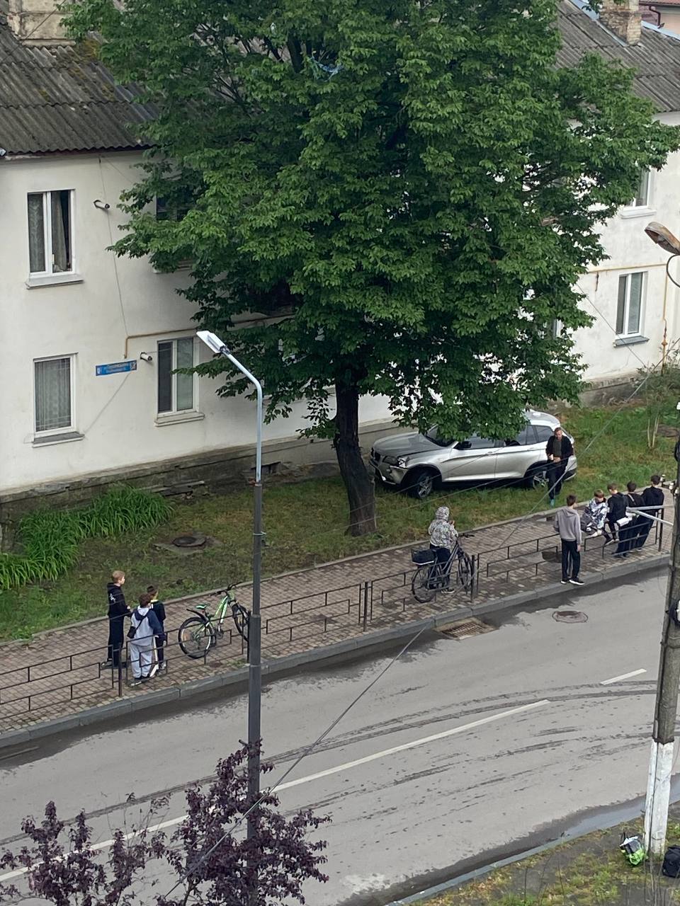 У Костополі нетверезий водій BMW врізався в бордюр: рівень алкоголю ...